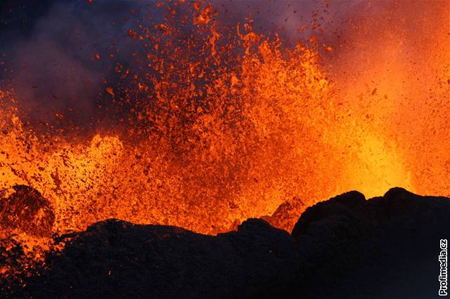 Sopka na Réunionu chrlila lávu do výšky půl kilometru - iDNES.cz