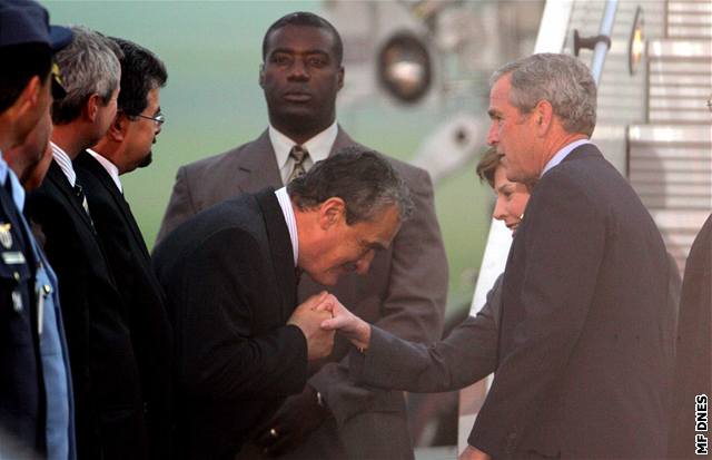 Bush je v Praze. Jeho kolona dorazila do Hiltonu - iDNES.cz