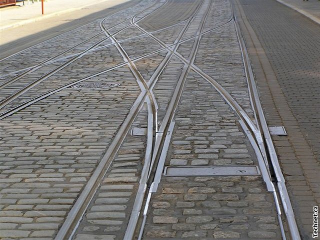 When building dual gauge rail track, what are the benefits of using ...