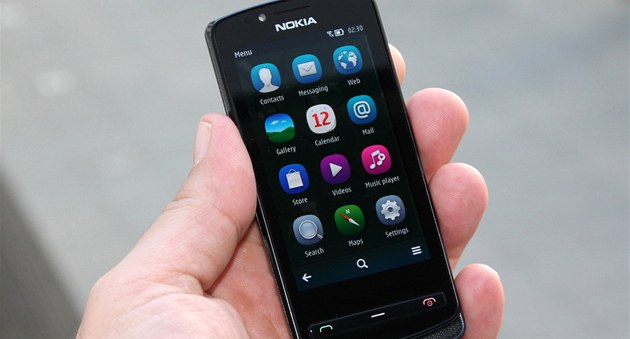 Výborný comeback symbianu. Recenze Nokia 700 - iDNES.cz